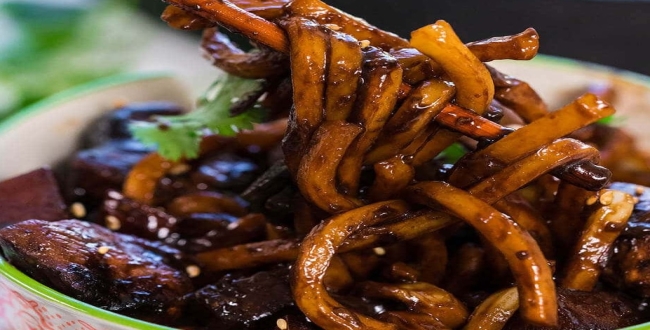 இனிப்பு, காரம், கறுப்பு சாஸ்...! - ஜாஜாங்ம்யான் ரசிகர்களை புது சுவையில் மயக்கும்...! - Seithipunal