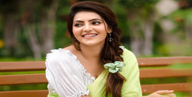 டைட்டான உடையில், உடல் பிதுங்க.. கவர்ச்சி காட்டும் அதுல்யா.! - Seithipunal