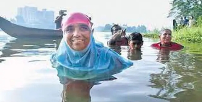 2 கைகளையும் கட்டிக்கொண்டு நீச்சலடித்து சாதனை படைத்த 70 வயது மூதாட்டி.! - Seithipunal