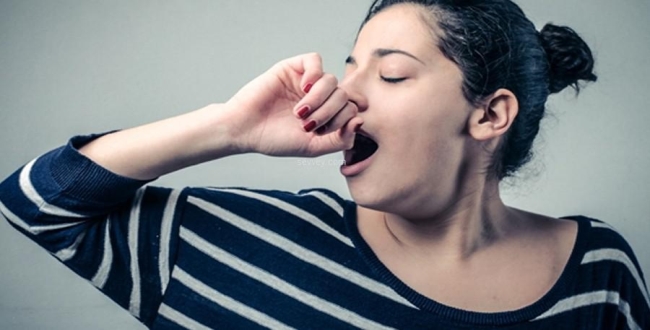 கொட்டாவி விடும்போது கண்களில் நீர் கசிவது ஏன்?! - Seithipunal