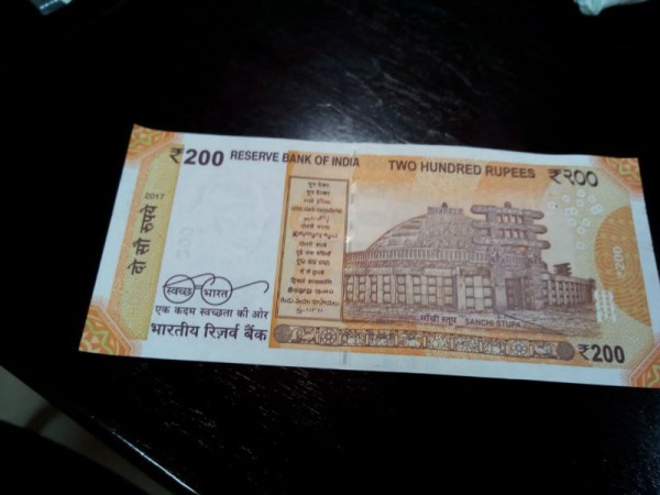 சுற்றுலாப் பயணிகளே, ஜாக்கிரதை! கொடைக்கானலில் புழங்கும் 200 ரூபாய் கள்ள நோட்டு...! - Seithipunal