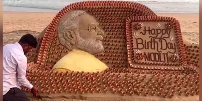 தேநீர் கோப்பையால் பிரதமர் மோடிக்கு வாழ்த்து தெரிவித்த சிற்பக்கலைஞர் ...