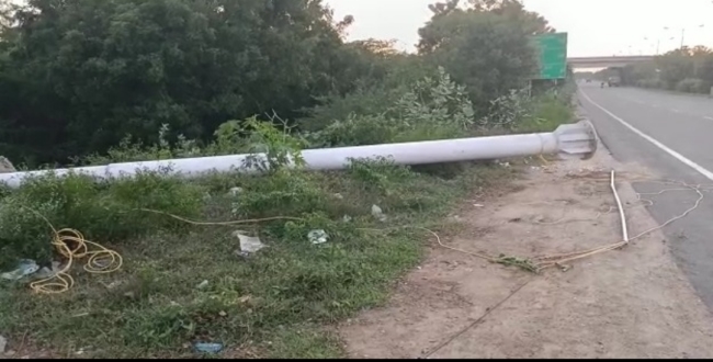 #Breaking : அதிமுக கொடிக்கம்பம் விழுந்து.. ஒருவர் பலி.! அதிர்ச்சியில் அதிமுகவினர்.! - Seithipunal