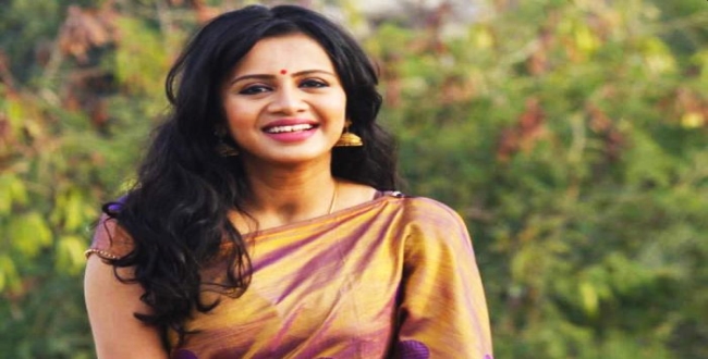 கருப்பு புடவையில், வெறுப்பேற்றும் போட்டோஷூட்.! அஞ்சனா மாமியின் அம்சமான ...