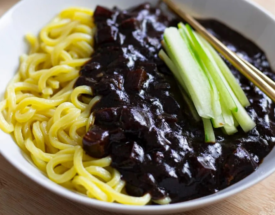 இனிப்பு, காரம், கறுப்பு சாஸ்...! - ஜாஜாங்ம்யான் ரசிகர்களை புது சுவையில் மயக்கும்...! - Seithipunal