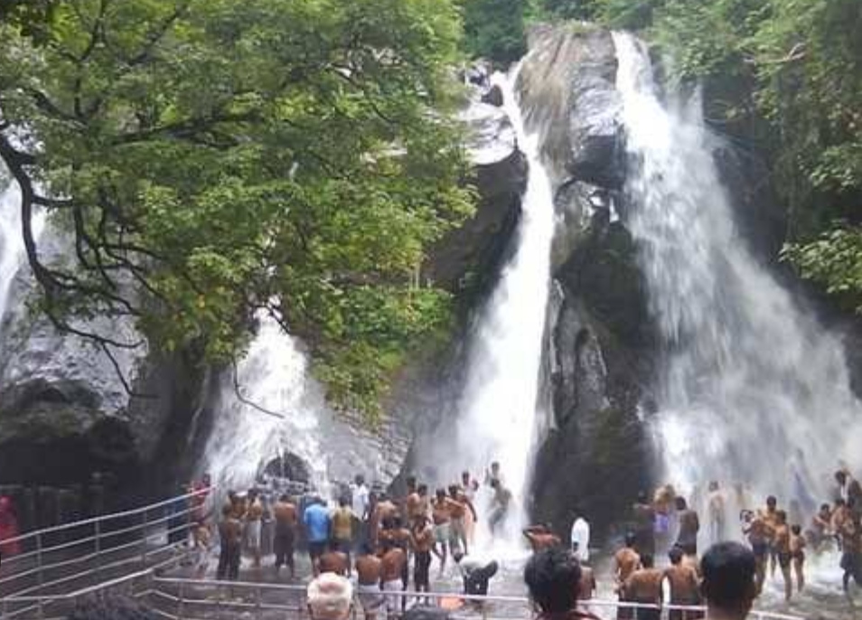 குற்றாலம் அருவிகளில் வெள்ளப்பெருக்கு.. சுற்றுலா பயணிகள் குளிக்க தடை ...