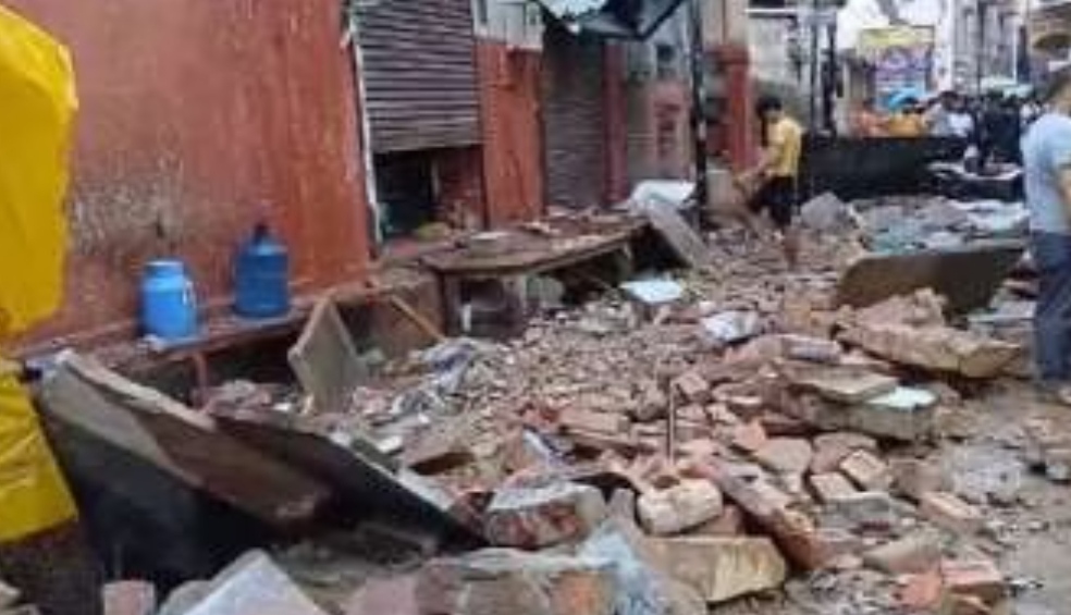 உத்தரபிரதேசம் : கோயில் கட்டிடம் இடிந்து விழுந்து பக்தர்கள் 5 பேர் பலி‌.! - Seithipunal