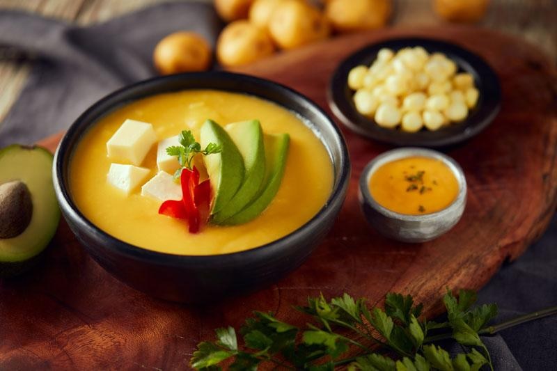 உருளைக்கிழங்கு சூப்பில் அவகாடோவின் அசத்தல் கூட்டணி…! - Locro de Papa ...