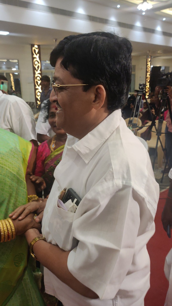 தீயாய் பரவும் அதிமுக முன்னாள் எம்.பி.,யின் புகைப்படம்! அதிர்ச்சியில் ...