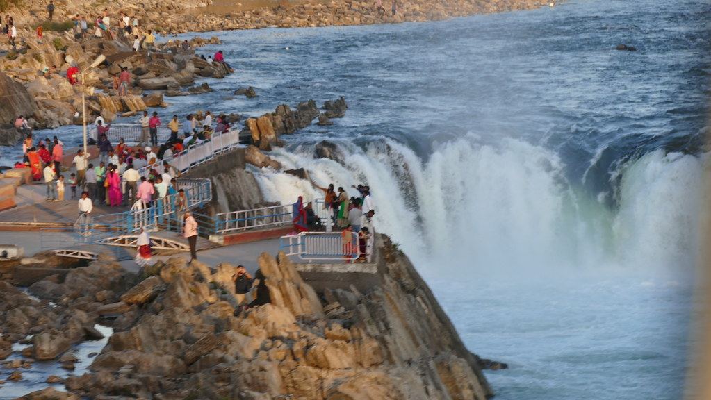 நர்மதை ஆற்றில் நீராடிய 7 பேர் மாயம்.! போலீசார் விசாரணை.! - Seithipunal