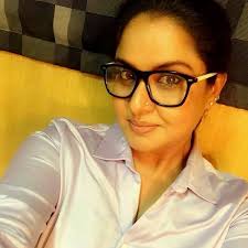 44 வயதில் இத்தனை கவர்ச்சியா.?! நெட்டிசன்களை அதிரவைத்த ஆண்ட்டி நடிகை.! - Seithipunal